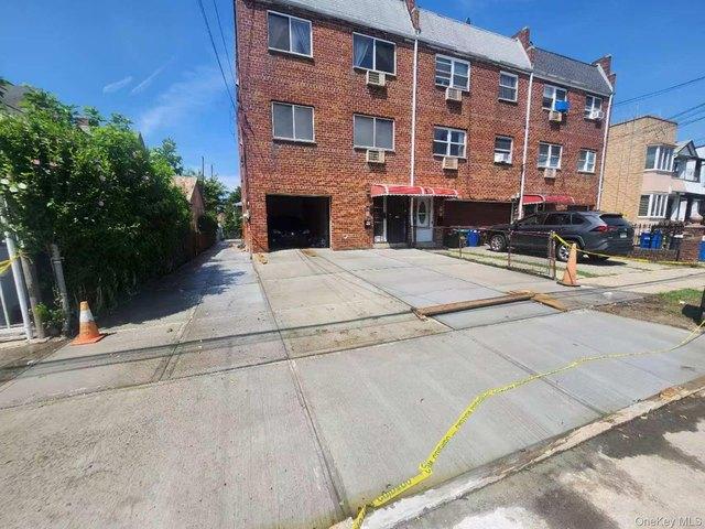 101 64 St, Richmond Hill South, NY 11419