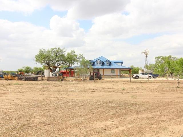 101 County Road 135, Floresville, TX 78114