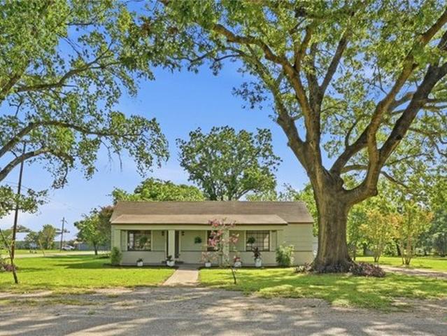 101 Bowie St, Martindale, TX 78655