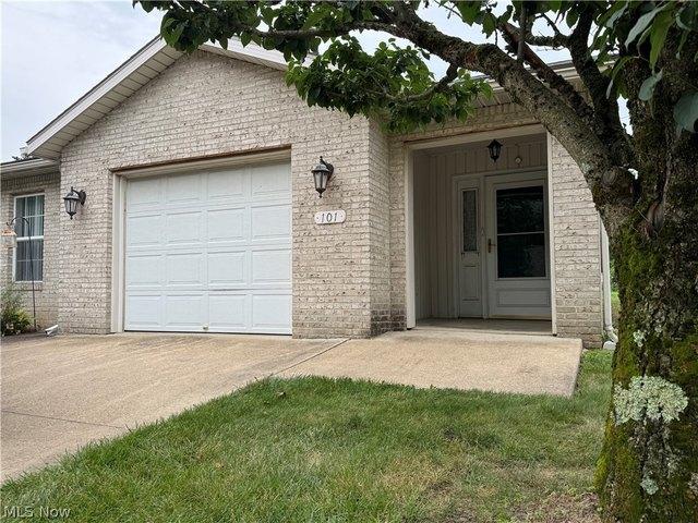 101 Brambly Hedge Dr, Millersburg, OH 44654