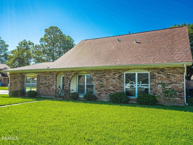 101 Briarwood Dr, Lafayette, LA 70501 | MLS #RA2500003 | Compass