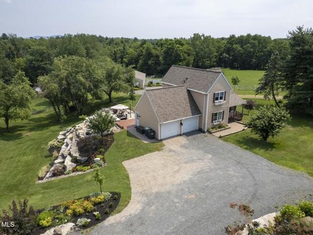 101 Button Rd, Halfmoon, NY 12188