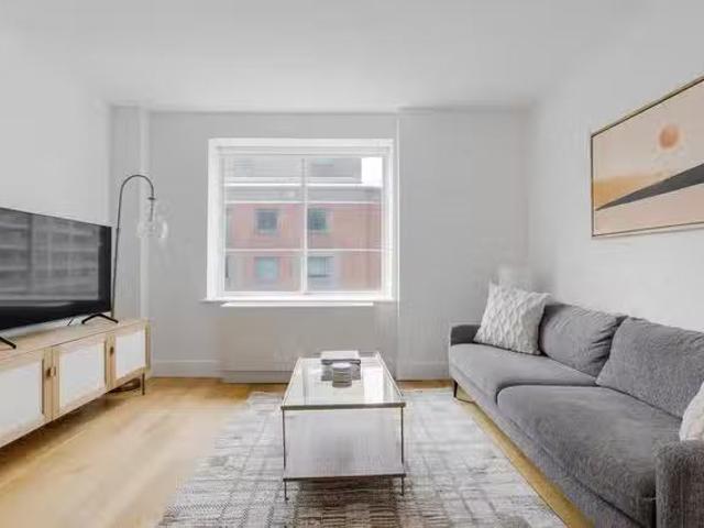 101 E 10th St, Ukrainian Village 2 Bedroom 2 Bath