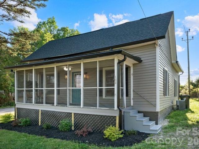101 Fairview St, Clover, SC 29710