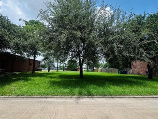101 Knight St, Angleton, TX 77515