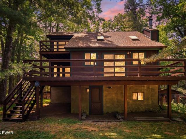 101 Hemlock Point Ct, Hawley, PA 18428