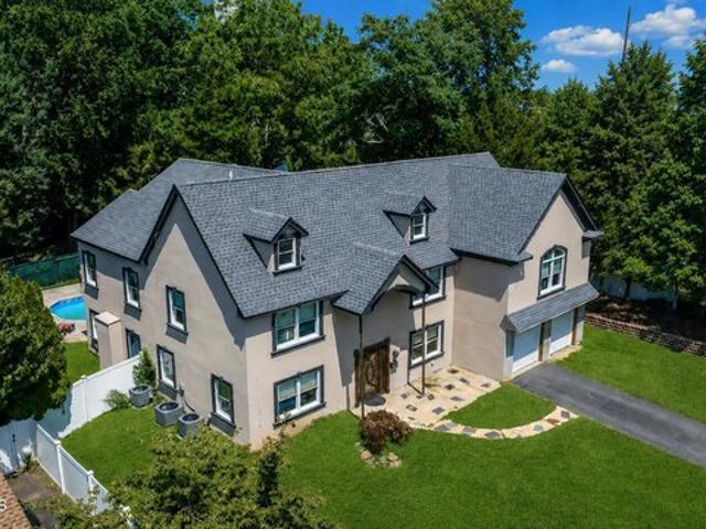101 Oxford Ln, Aberdeen, NJ 07747