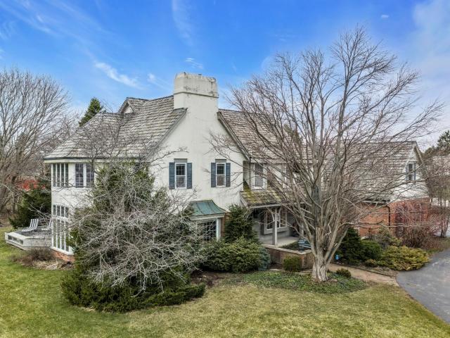 101 Lamplighter Ln