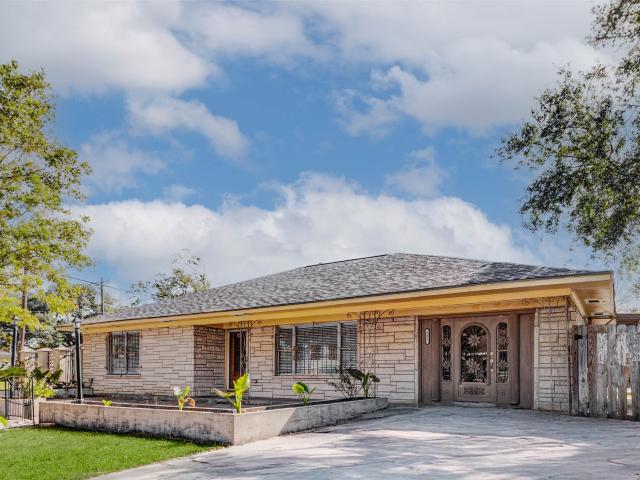 101 Live Oak St, Baytown, TX 77520 | MLS #86959 | Compass