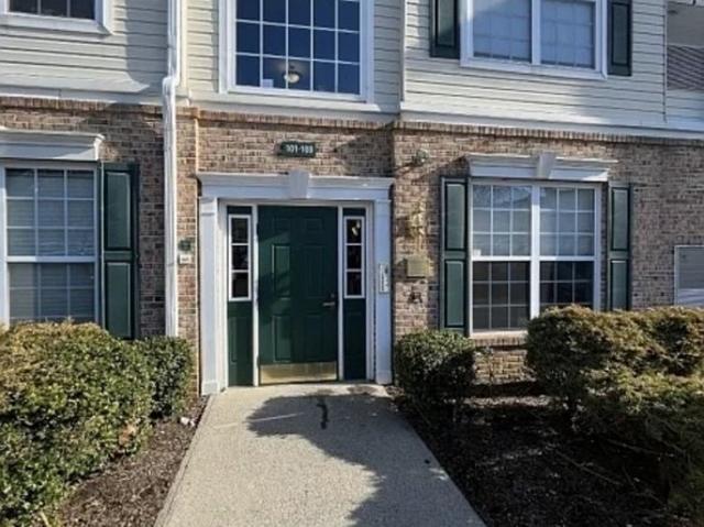 101 Limerick Ln, Lopatcong, NJ 08865