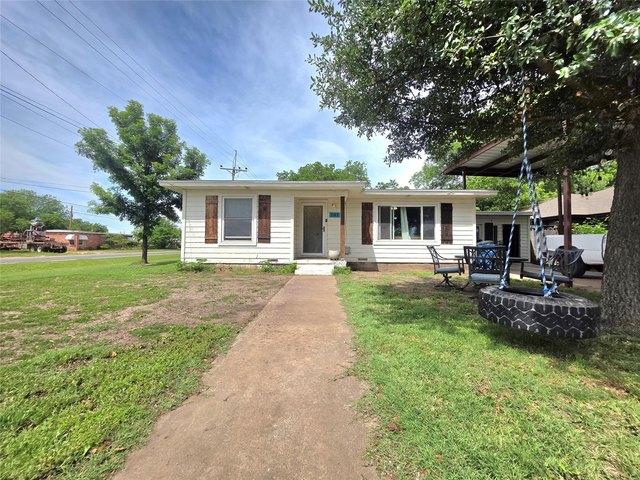 101 Mel St, Winters, TX 79567