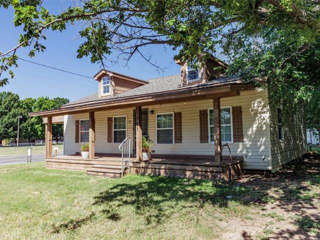 101 N Hubbard St, Alvord, TX 76225