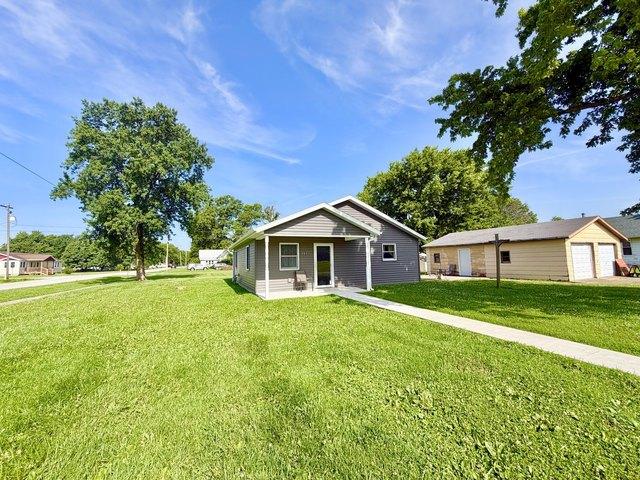 101 N Railroad St, Patoka, IL 62875