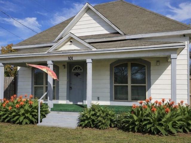 101 S Walnut Ave, Petrolia, TX 76377