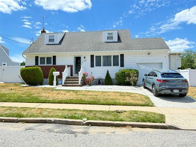 101 Sagamore St, Freeport, NY 11520