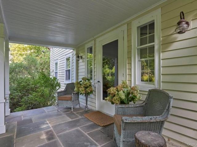 101 Spring Lake Rd, Red Hook, NY 12571