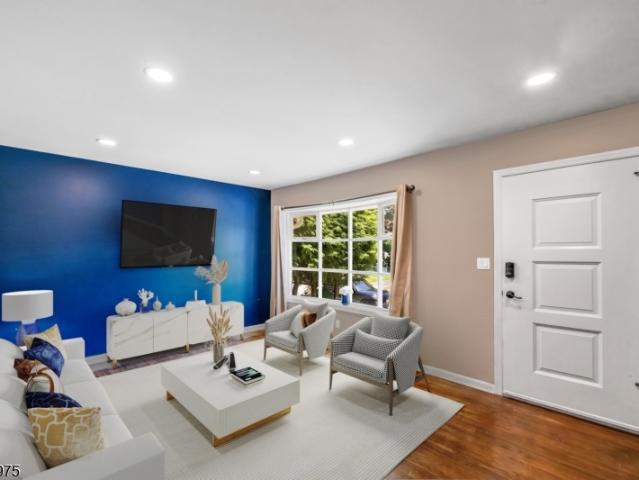 101 Pinecrest Ter