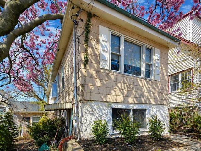 101 Rochelle St, Bronx, NY 10464