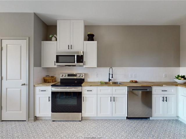 101 W 33rd Street 102