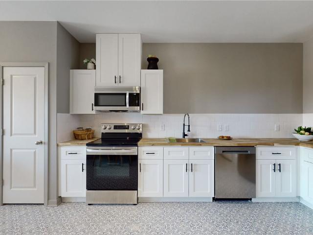 101 W 33rd 104