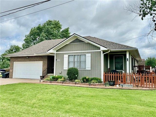 101 W 3rd St, Altamont, KS 67330