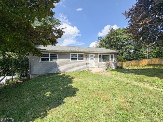 101 Winding Hill Rd, Hopatcong, NJ 07843