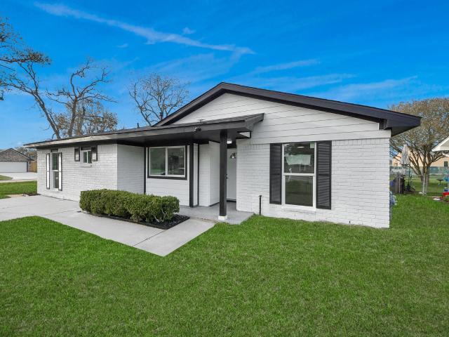 101 Talisman St, Lake Jackson, TX 77566 | MLS #9868 | Compass