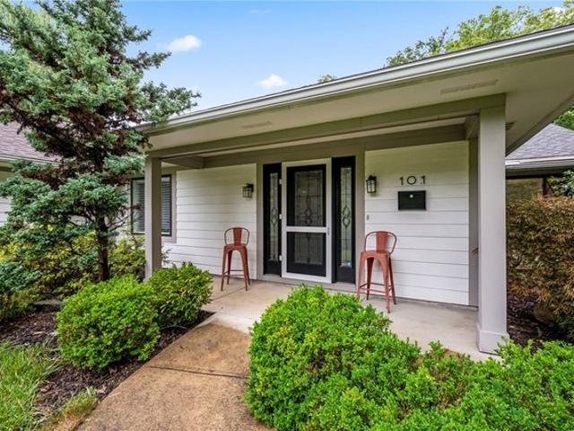 101 Thruston Blvd E, Oakwood, OH 45409
