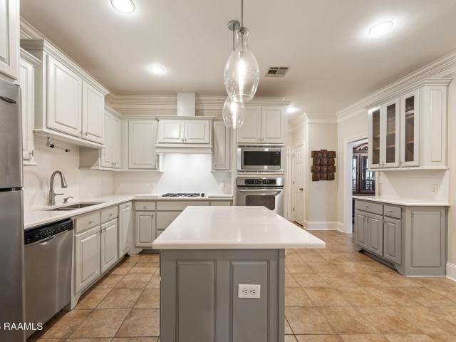101 Vinemont Dr, Lafayette, LA 70501 | MLS #RA2600000 | Compass
