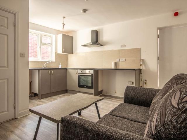 101A Central Avenue, Beeston NG9, 2 bed flat to rent, £850 pcm | PrimeLocation