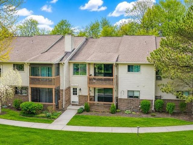 10244 Nancys Blvd, Grosse Ile, MI 48138