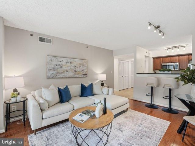 1024 N Utah St Apt 318, Arlington, VA 22201
