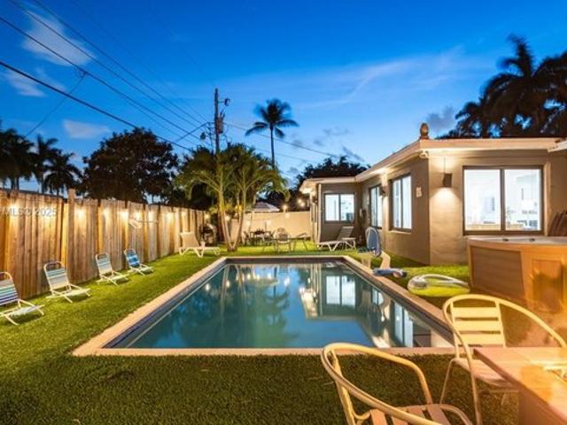 1024 NE 4th St, Hallandale Beach, FL 33009