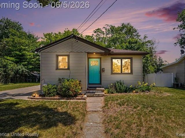 1024 Lee St, Fenton, MI 48430
