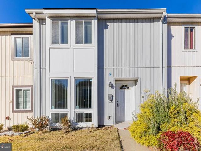 1024 Queens Ct, Herndon, VA 20170