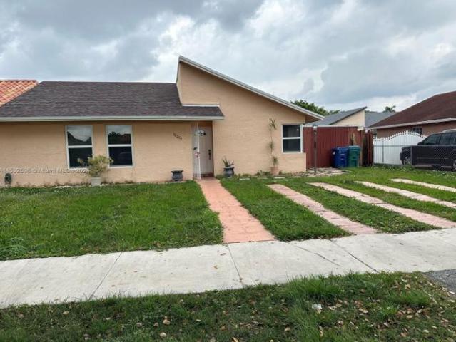 10259 SW 1st St, Sweetwater, FL 33174