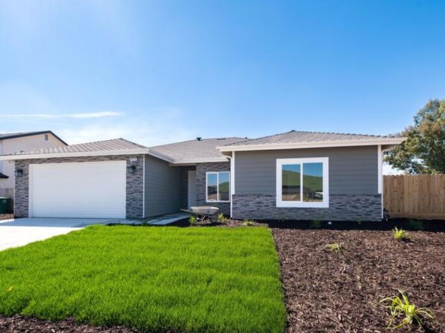 1025 N Cypress St, Woodlake, CA 93286