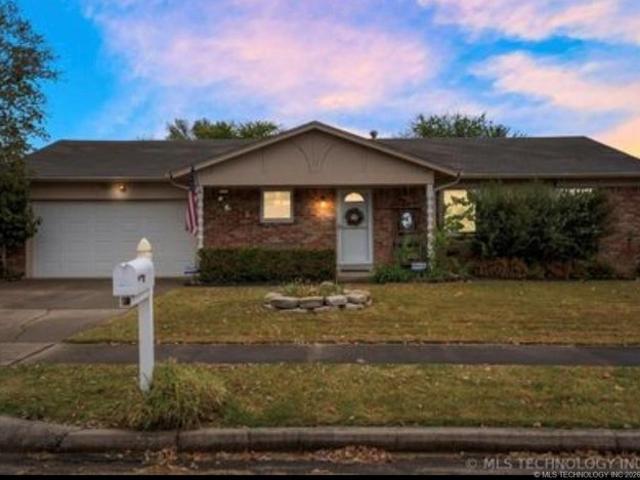 1025 N Hickory Pl, Broken Arrow, OK 74012
