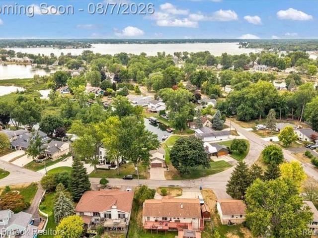 1025 Otter Ave, Waterford Township, MI 48328