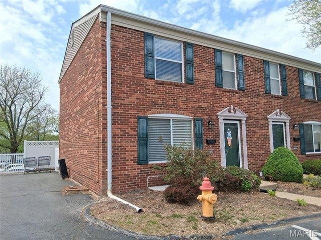1025 Lacouer Dr, Kirkwood, MO 63122