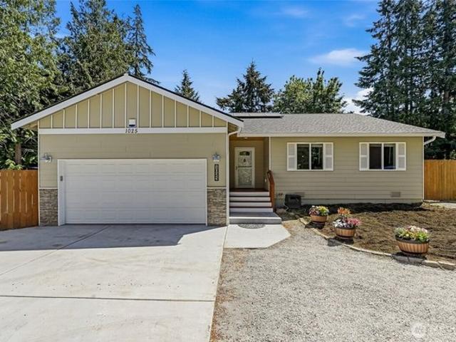 1025 Loganberry Ln, Camano Island, WA 98282