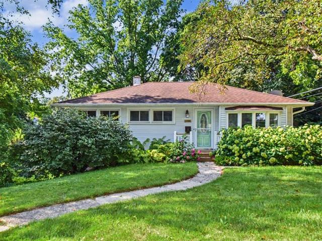 1025 W Cumberland Dr, Waukesha, WI 53188