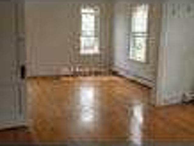 $1025 / 2br West Side two bedroom for rent! Hardwood floors, laundry!