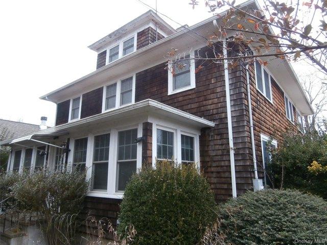 1025 9th St, Greenport, NY 11944