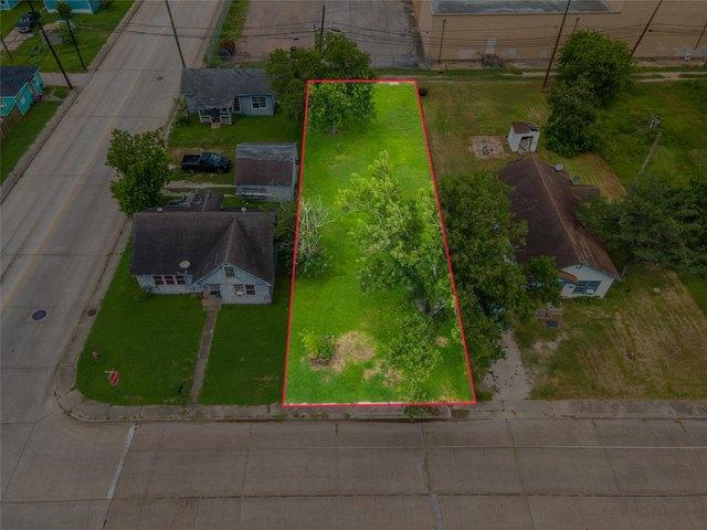 1026 W 4th St, Freeport, TX 77541