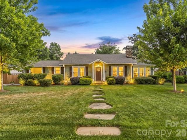 1026 14th Avenue Dr NW, Hickory, NC 28601
