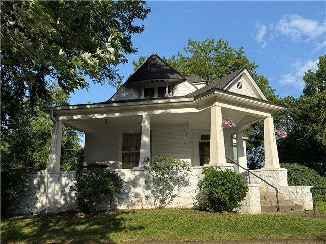 1027 N 4th St, Atchison, KS 66002