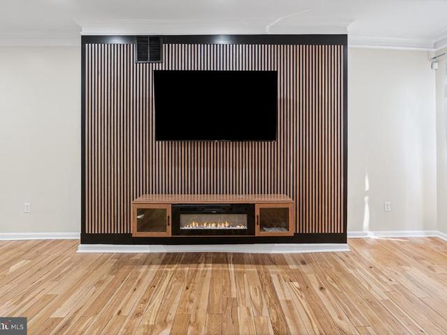 1027 N Broadway