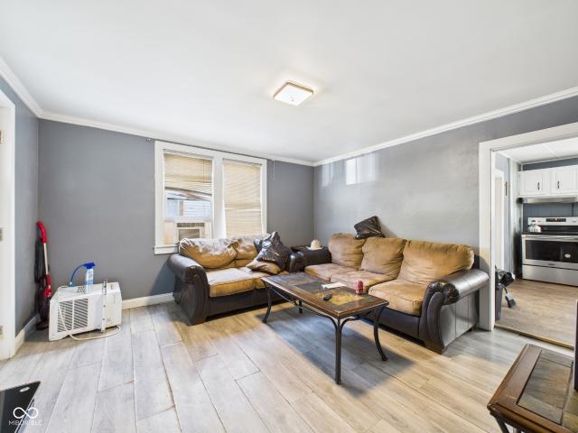 1027 W 11th Street