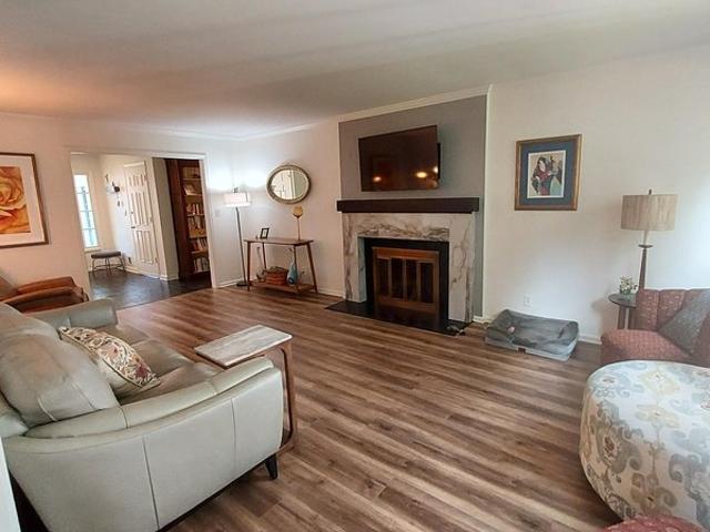 1027 W Shaker Cir, Mequon, WI 53092